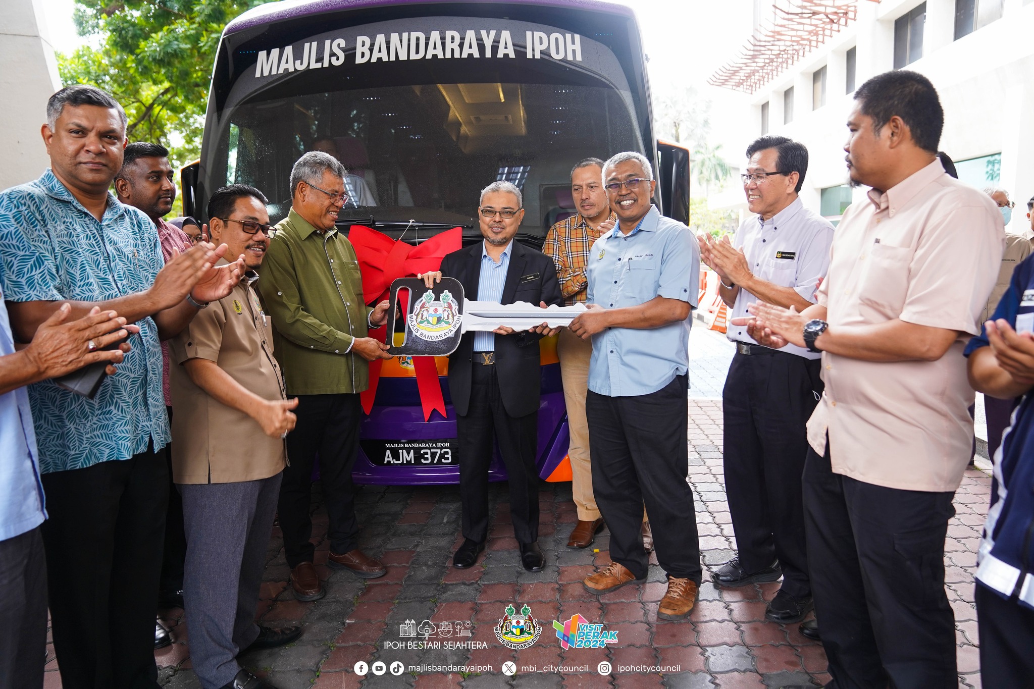 Majlis Perasmian Bas Baru Mbi Berhawa Dingin (M2 Medium)-9.5 Meter - My ...